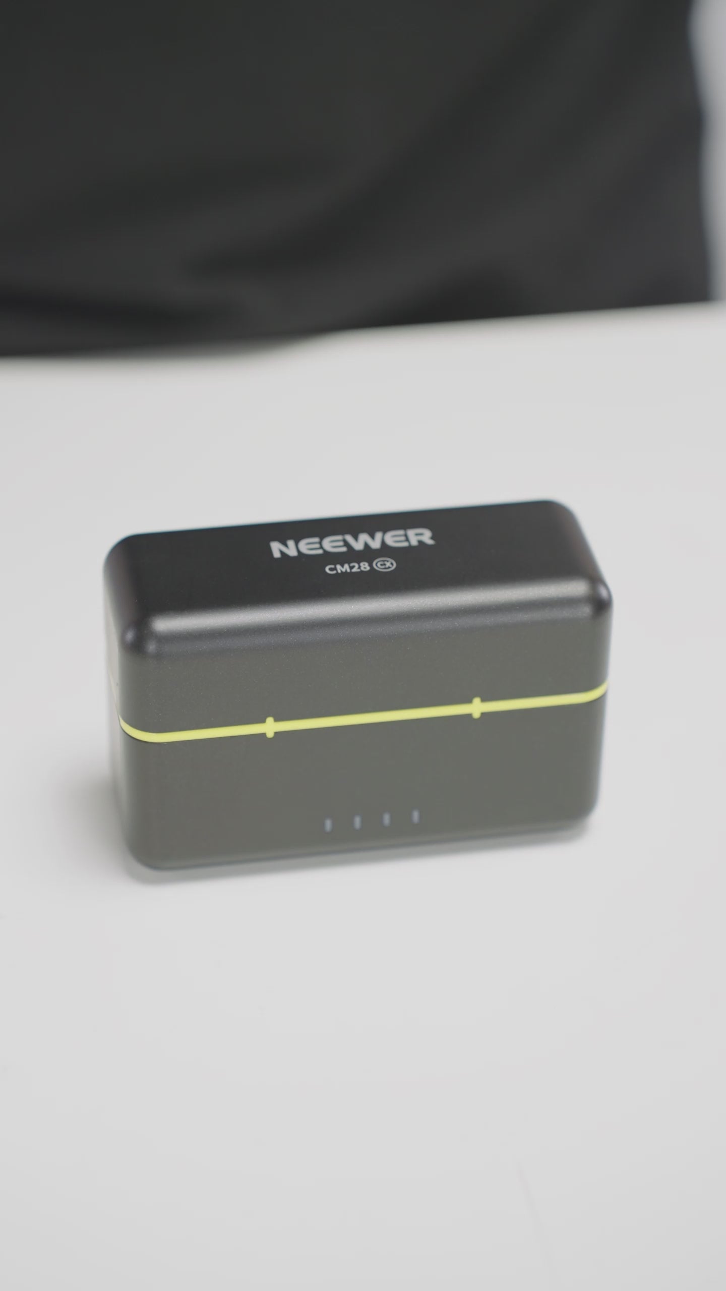 NEEWER CM28 Wireless Lavalier Lapel Microphone with Charging Case ...